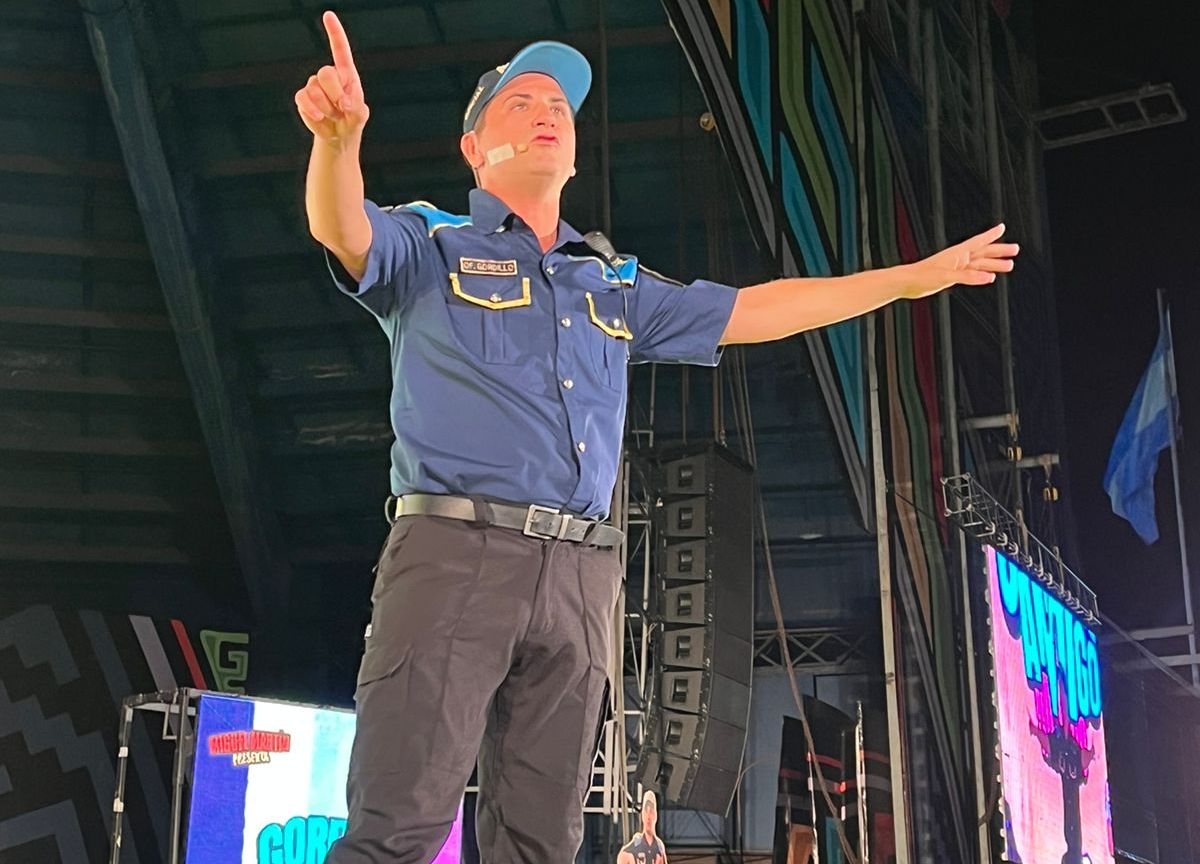 Más de 8 mil personas en el humor del Oficial Gordillo en Cosquín ...
