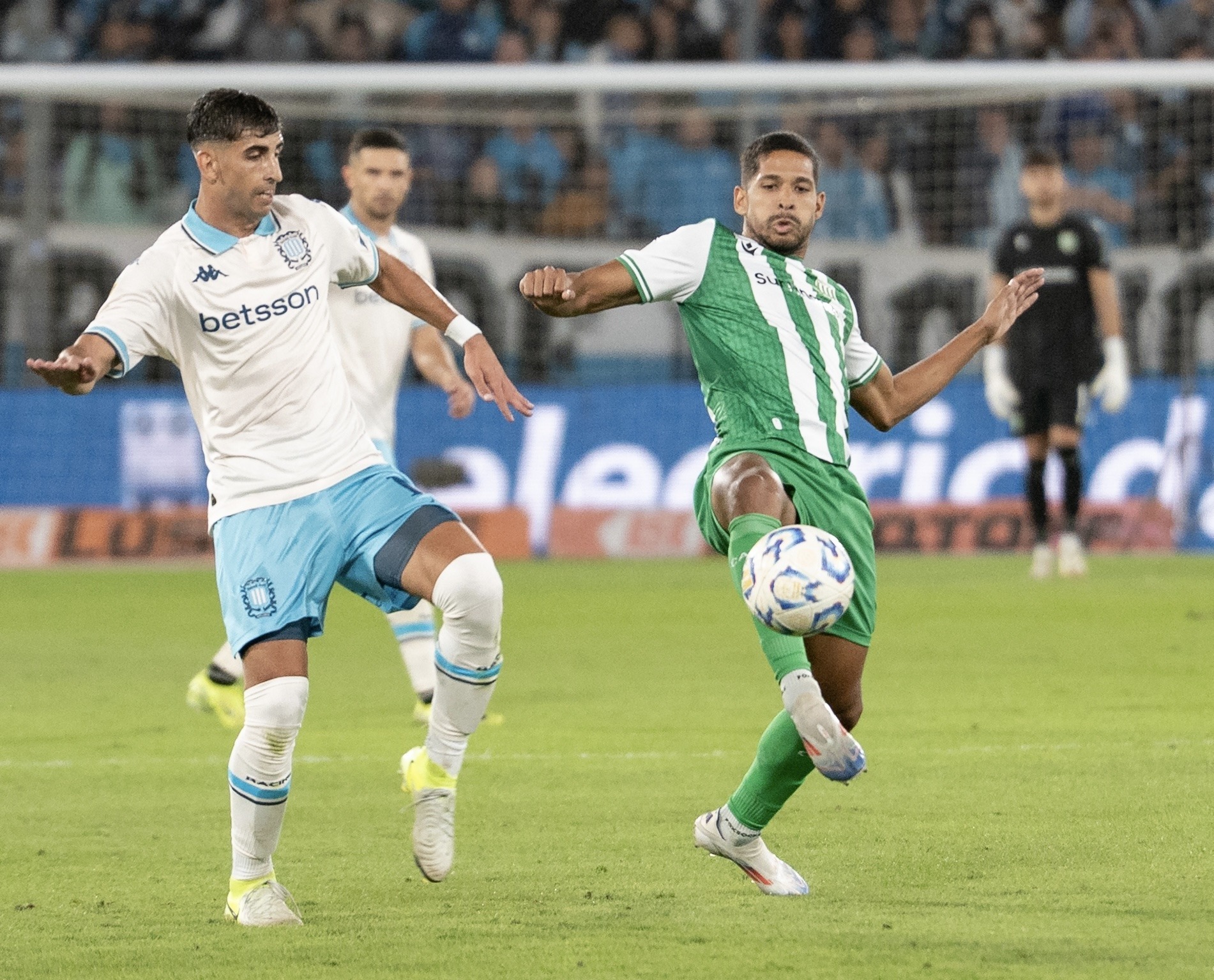Con un triplete de Maravilla Martínez, Racing goleó a Banfield | Pablo ...